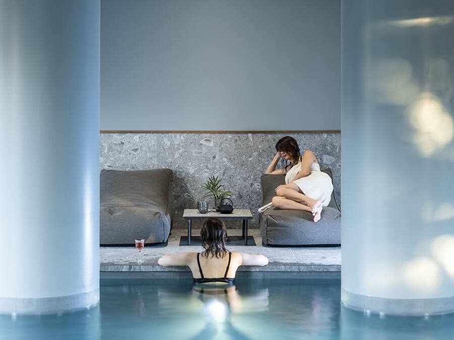 Piscina interior, piscina exterior sazonal, guarda-sóis