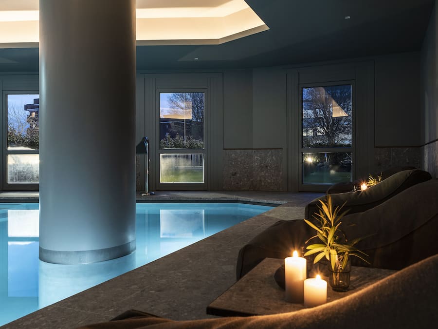 Piscina interior, piscina exterior sazonal, guarda-sóis