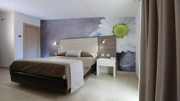 Quarto casal superior | Frigobar, cofres nos quartos, escrivaninha, cortinas blackout