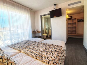 Quarto Duplo, varanda | Cofre no quarto, secretária 
