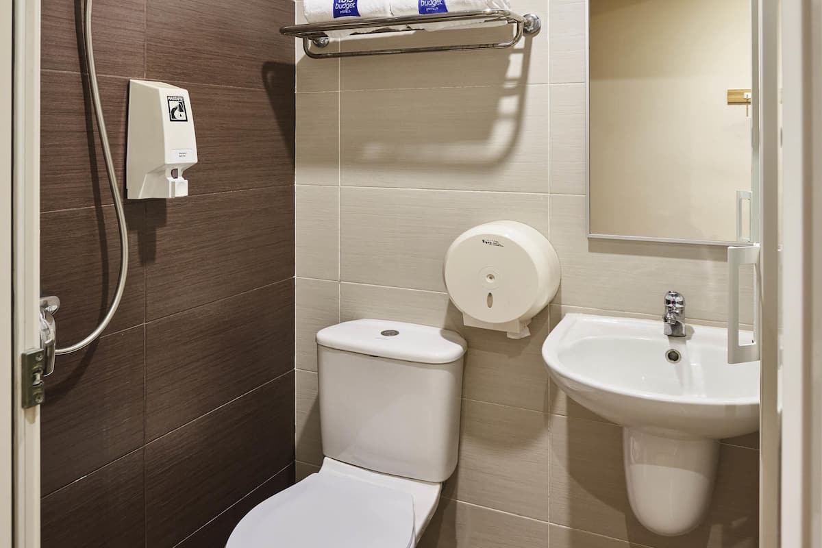 Quarto Duplo Superior, 1 cama de casal | Secretária, ferro/tábua de engomar, Wi-fi grátis