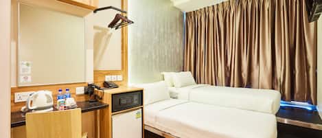 Quarto luxo, 2 camas de solteiro | Escrivaninha, ferros/tábuas de passar roupa, Wi-Fi de cortesia