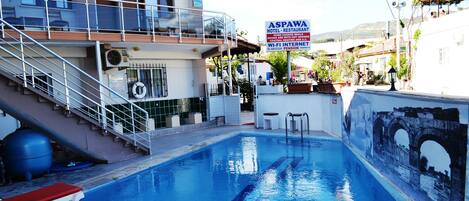 Piscina exterior sazonal, espreguiçadeiras