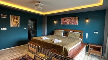 Grand Deluxe Room | Minibar, cofre com capacidade para portátil, quartos insonorizados