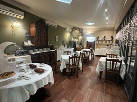 Pequeno-almoço preparado no momento diário mediante uma taxa 