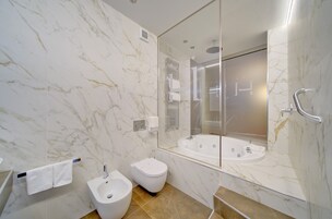 SUITE CON VASCA IDROMASSAGGIO | Banheiro | Produtos de toalete grátis, secador de cabelo, roupões de banho, bidê