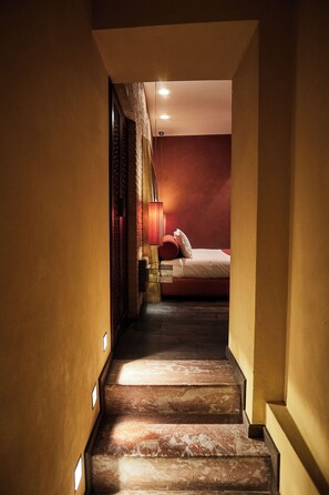 Quarto conforto | Frigobar, cofres nos quartos, individualmente mobiliados, escrivaninha