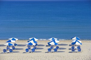 Perto da praia, espreguiçadeiras, toalhas de praia 
