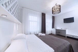 1 quarto, secretária, secretária adequada para computadores portáteis 