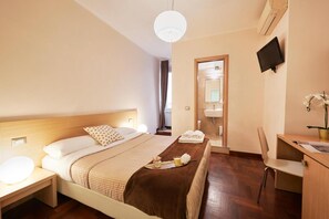 Quarto casal | Escrivaninha, Wi-Fi de cortesia, roupa de cama