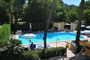 Piscina externa, guarda-sóis, espreguiçadeiras