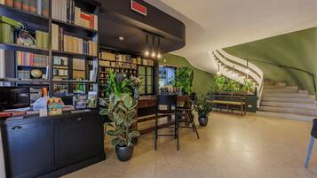 Uma biblioteca moderna com estantes, um balcão de atendimento e uma escadaria em espiral.