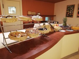 Pequeno-almoço tipo buffet diário (15 EUR por pessoa) 