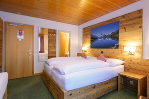 Quarto Triplo Standard | Minibar, cofre no quarto, secretária, Wi-fi grátis 