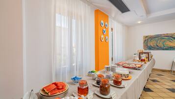 Pequeno-almoço tipo buffet diário incluído