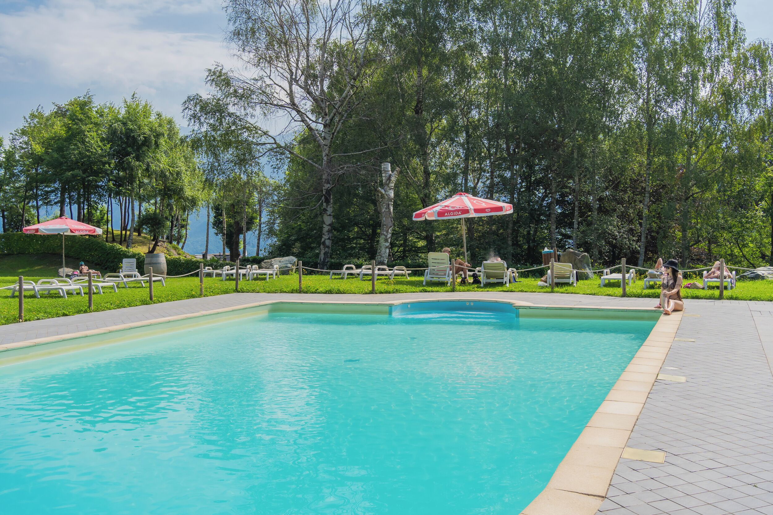 Piscina exterior sazonal, da(s) 10:00 à(s) 18:00, espreguiçadeiras 