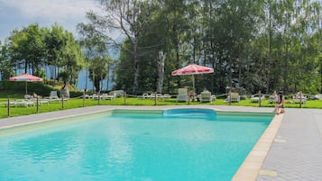 Piscina exterior sazonal, da(s) 10:00 à(s) 18:00, espreguiçadeiras