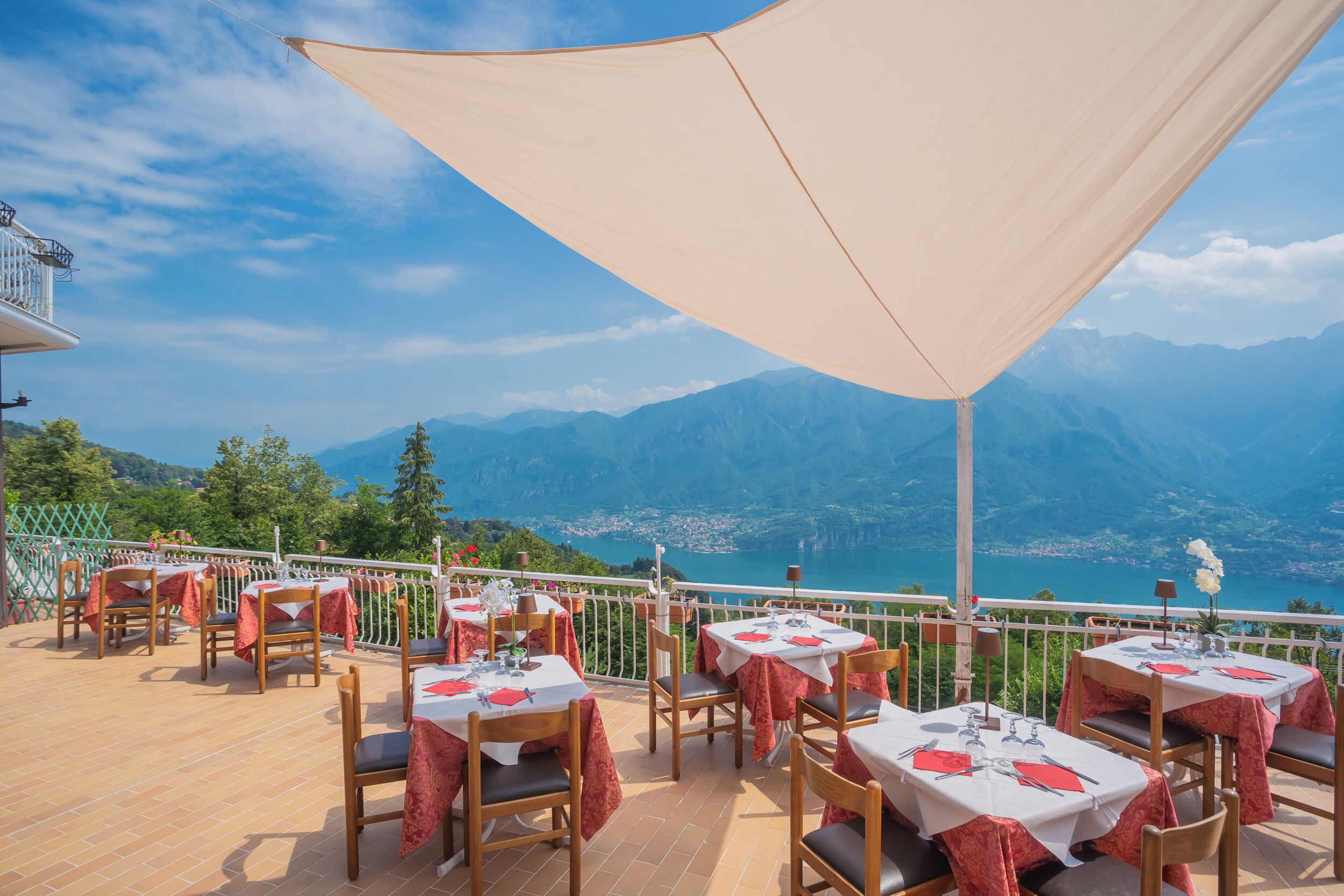 Pequenos-almoços, almoços, jantares servidos, cozinha italiana 