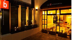 Entrada de hotel com uma placa que diz "Hotel the b".