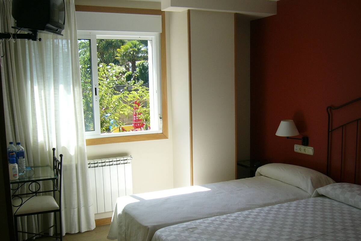 Quarto Triplo (1 Bed Only) | Secretária, camas desdobráveis, Wi-fi grátis