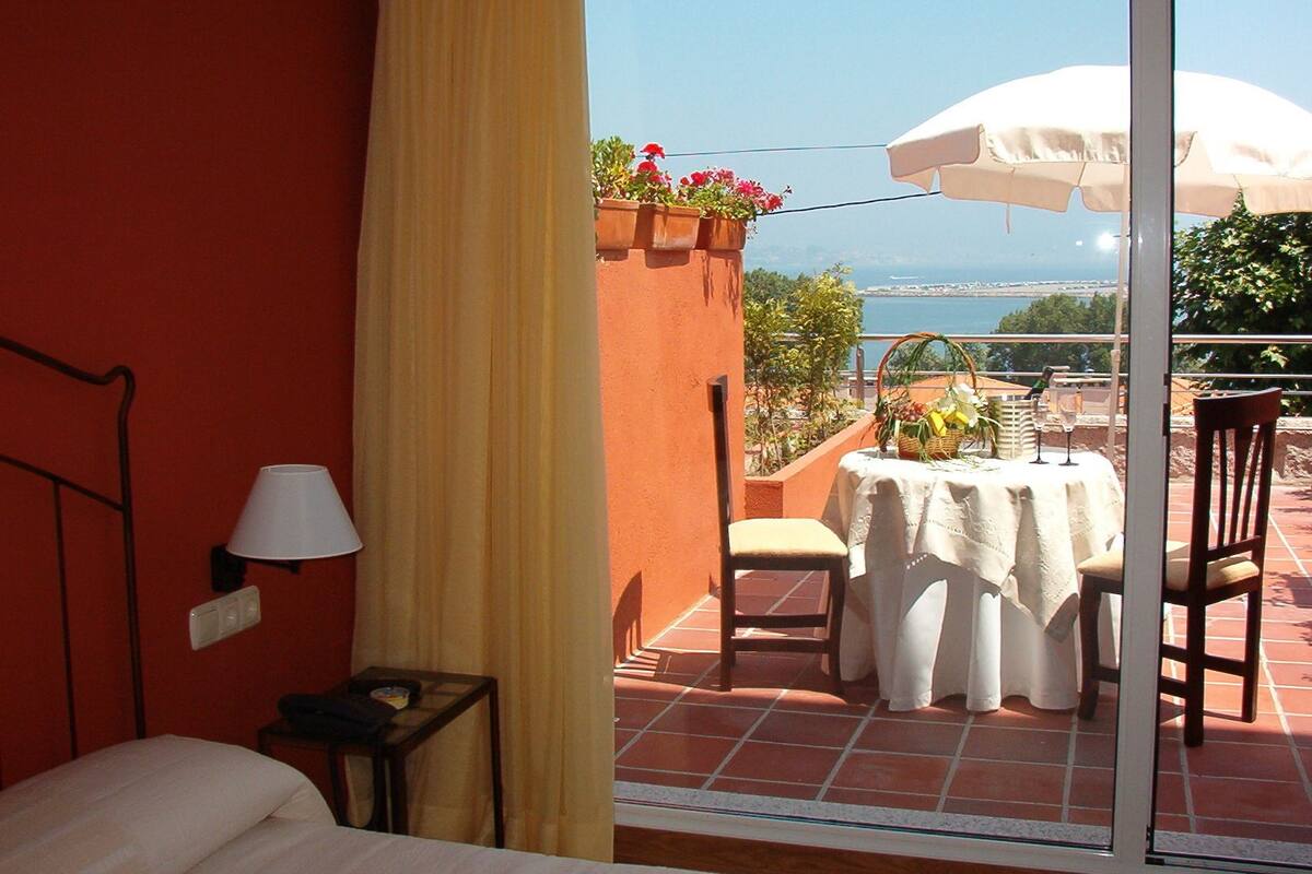 Quarto Duplo, terraço, vista para o mar | Secretária, camas desdobráveis, Wi-fi grátis