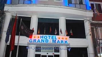 Fachada da propriedade à noite