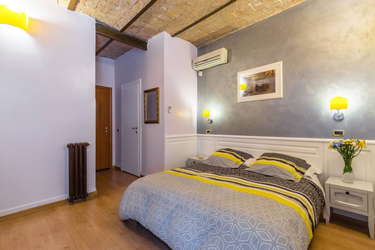 Quarto Duplo Básico para 1 Pessoa, 1 quarto | 1 quarto, edredões de penas, cofre no quarto, secretária 