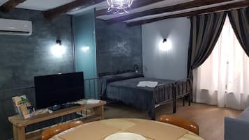 Suíte estúdio urbana, no mezanino | Lençóis italianos Frette, camas Select Comfort, escrivaninha