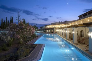 Piscina interior, piscina exterior, guarda-sóis, espreguiçadeiras 