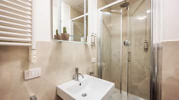 Quarto Quádruplo Familiar | Casa de banho | Artigos de higiene pessoal grátis, um secador de cabelo, um bidé