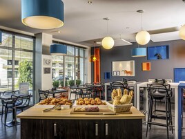 Café da manhã com buffet grátis todos os dias