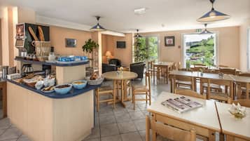 Café da manhã com buffet todos os dias (EUR 8.20 por pessoa)
