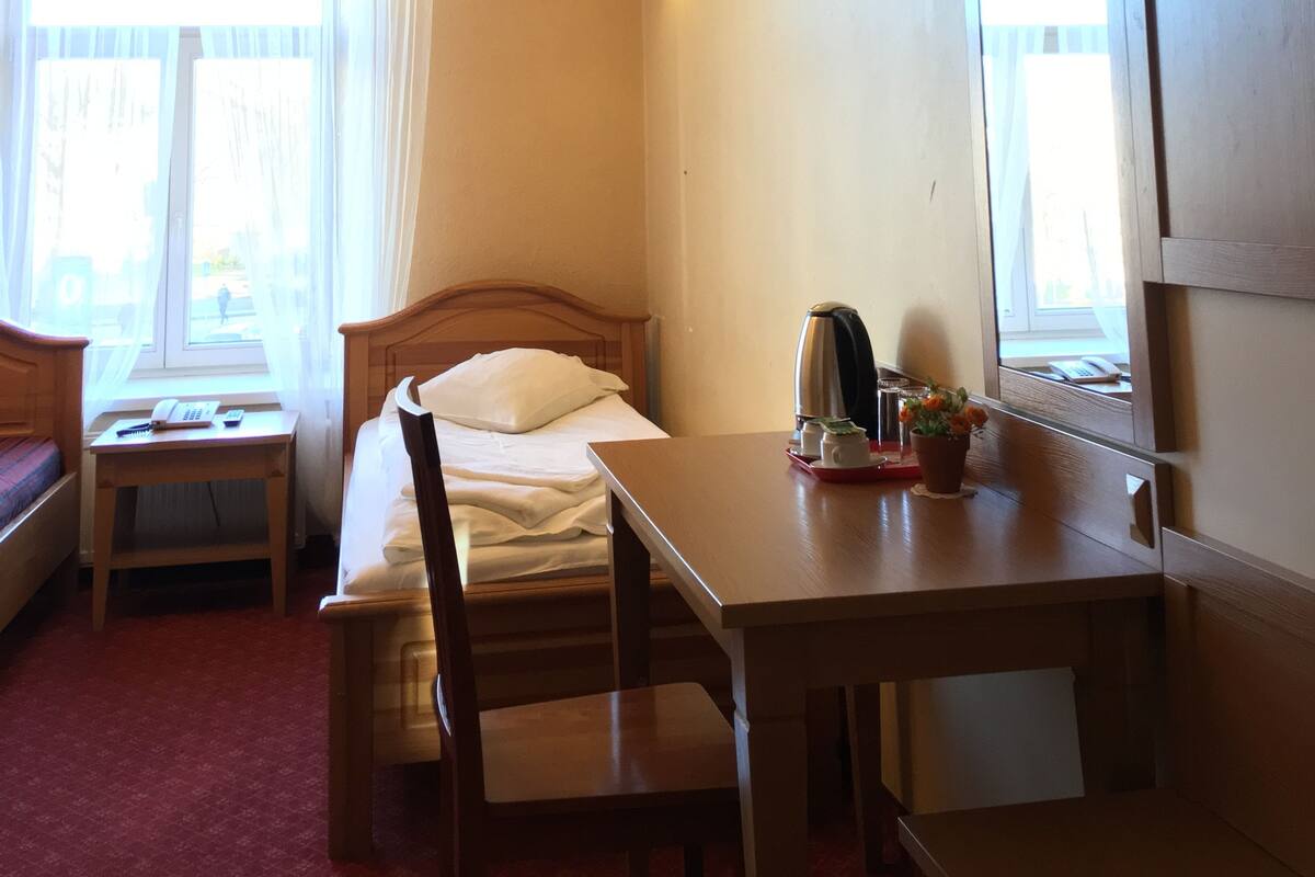 Quarto Twin Standard, Vista para a cidade | 1 quarto, cofre no quarto, secretária, quartos insonorizados