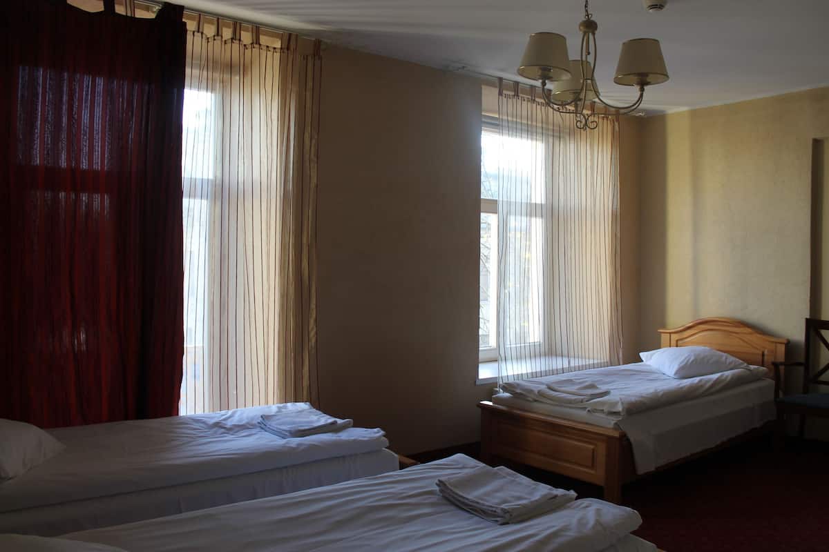 1 quarto, cofre no quarto, secretária, quartos insonorizados