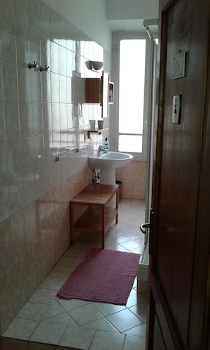 Quarto casal econômico, banheiro compartilhado | Banheiro | Produtos de toalete grátis, secador de cabelo (mediante solicitação)