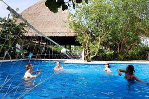 Piscina externa, funciona das 8h às 20h, espreguiçadeiras
