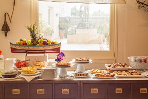 Café da manhã com buffet grátis todos os dias