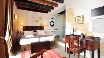 Quarto com cama, escrivaninha de madeira e uma cadeira.
