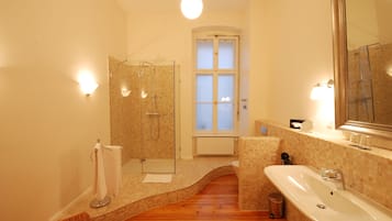 Quarto Duplo Comfort, casa de banho privativa | Casa de banho | Artigos de higiene pessoal grátis, um secador de cabelo