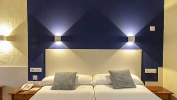 Quarto Duplo | Minibar, cofre no quarto, secretária, cortinas/cortinados opacos