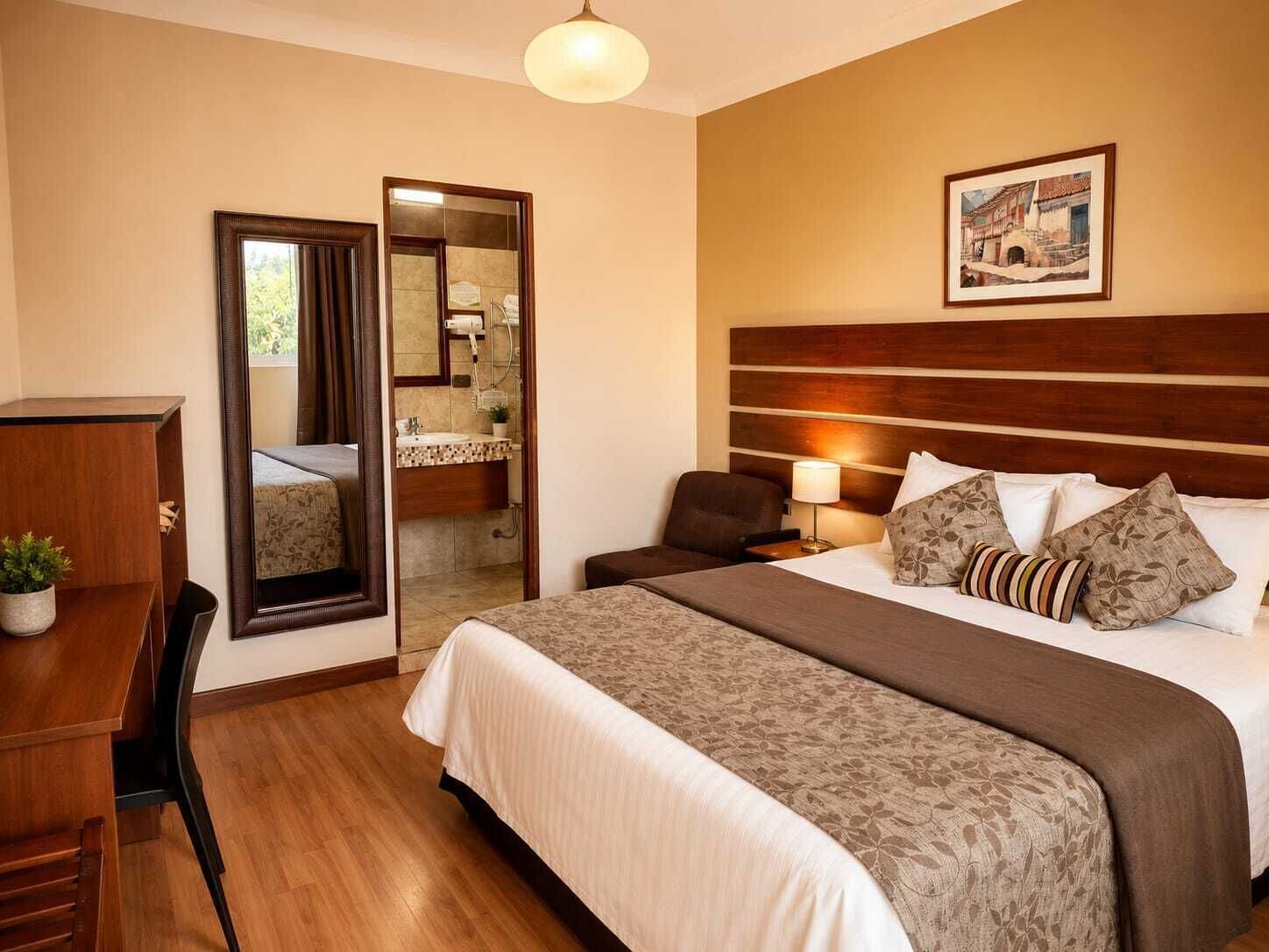 Quarto casal conforto, vista para o jardim | Edredons de pluma, escrivaninha, espaço de trabalho para notebook