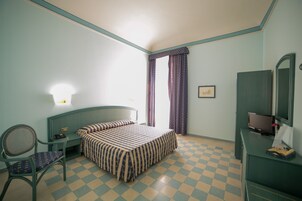 Quarto Deluxe | Roupa de alta qualidade, minibar, cofre no quarto 