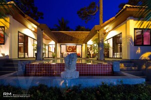 Three Bedroom Pool Villa | Cofres nos quartos, cortinas blackout, quartos à prova de som