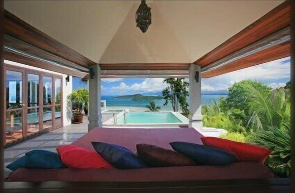 Luxury Pool Villa | Cofre no quarto, cortinas/cortinados opacos, quartos insonorizados