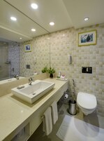 Quarto superior | Banheiro | Chuveiro, produtos de toalete grátis, secador de cabelo 