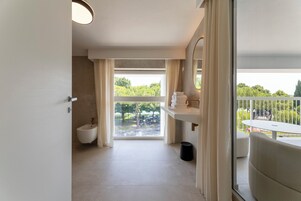 Suite Júnior, banheira de hidromassagem grande | Casa de banho | Um polibã, um chuveiro fixo, um secador de cabelo, um bidé 