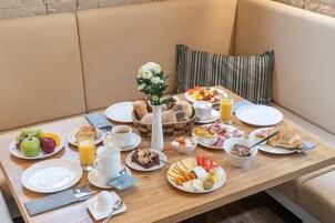 Café da manhã com buffet todos os dias (EUR 17.9 por pessoa) 