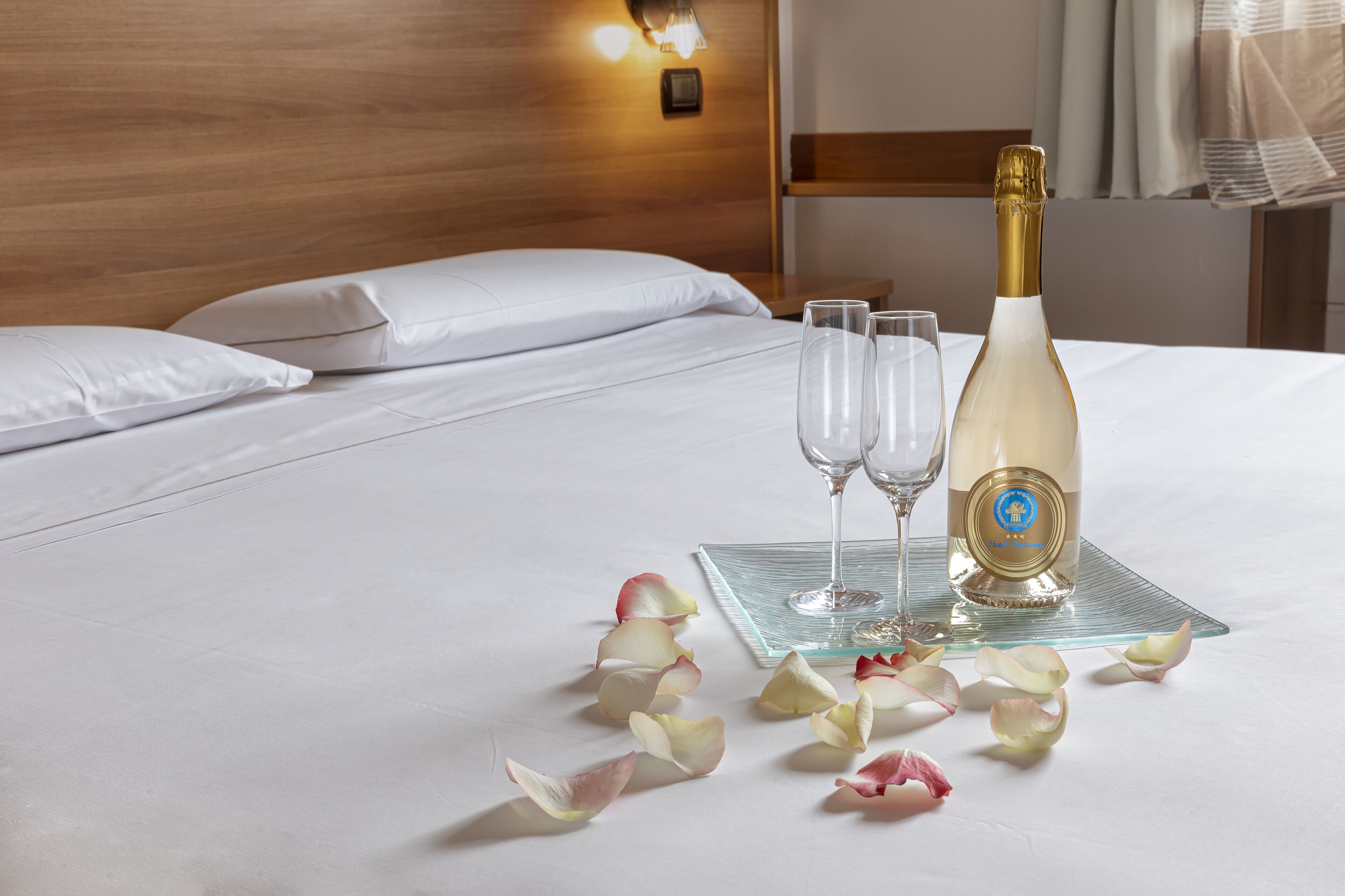 Roupa de alta qualidade, edredões de penas, cofre no quarto, secretária 