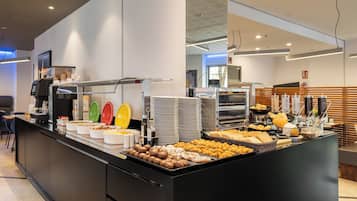 Pequeno-almoço tipo buffet diário (12 EUR por pessoa)