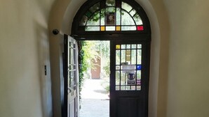 Uma entrada arqueada com uma placa indicando 
